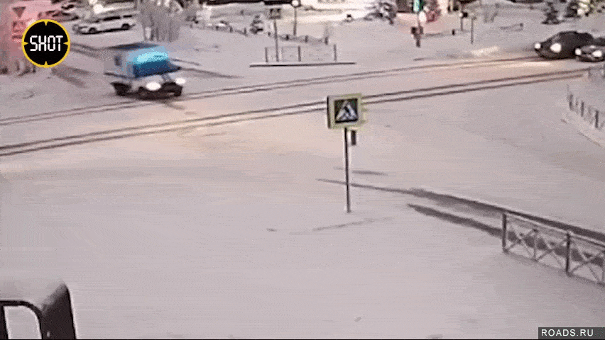 девушка протаранила "общественный транспорт" (автозак) - Форум Roads.Ru